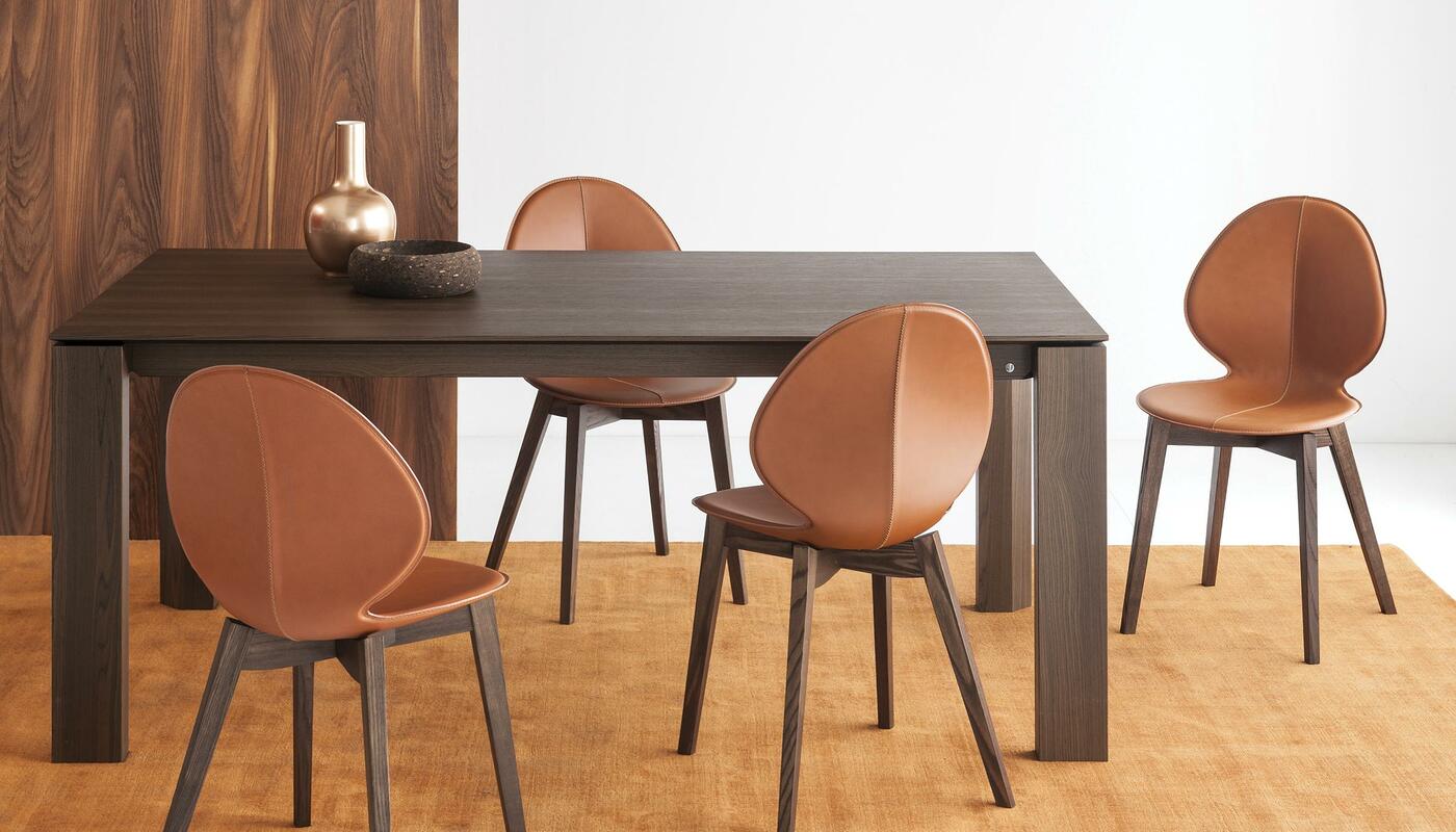 Omnia: Table with extendable rectangular top and wooden legs Omnia: Table with extendable rectangular top and wooden legs