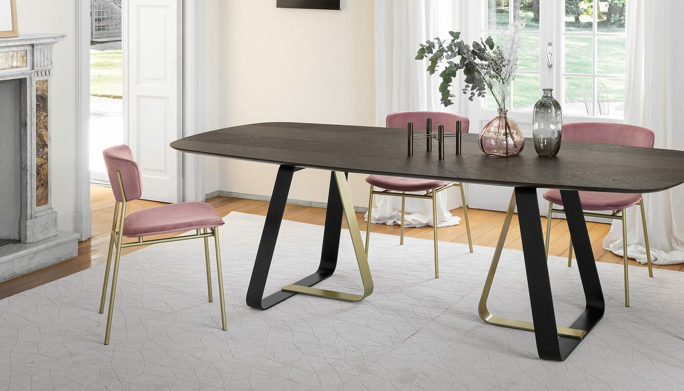 Sunshine: Table with wooden elliptical top and metal base Sunshine: Table with wooden elliptical top and metal base