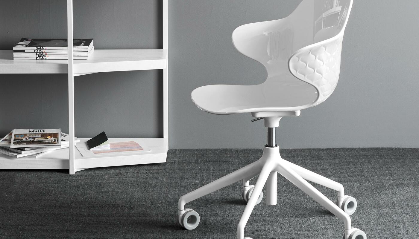 Saint Tropez: Height-adjustable swivel plastic chair with Saint Tropez: Height-adjustable swivel plastic chair with